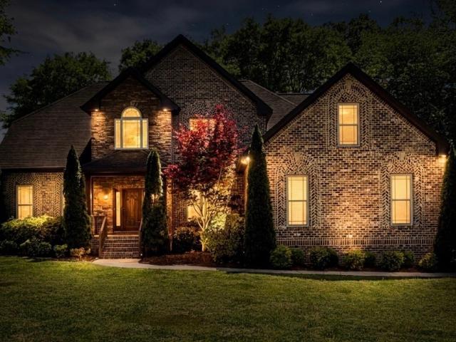 2 Knotting Hill Dr