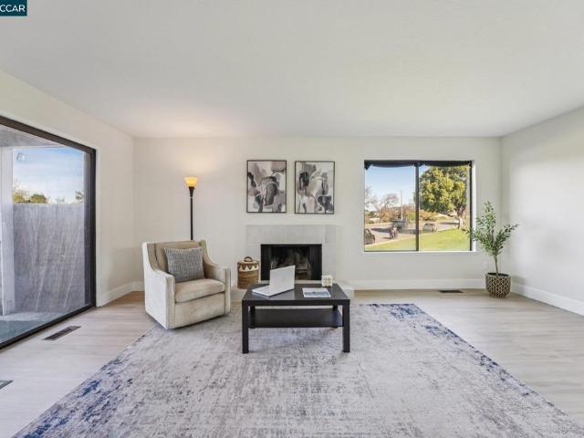 2 Lakeview Ct