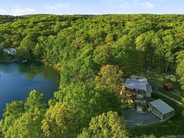 2 Lakeridge Dr, Armonk, NY 10504
