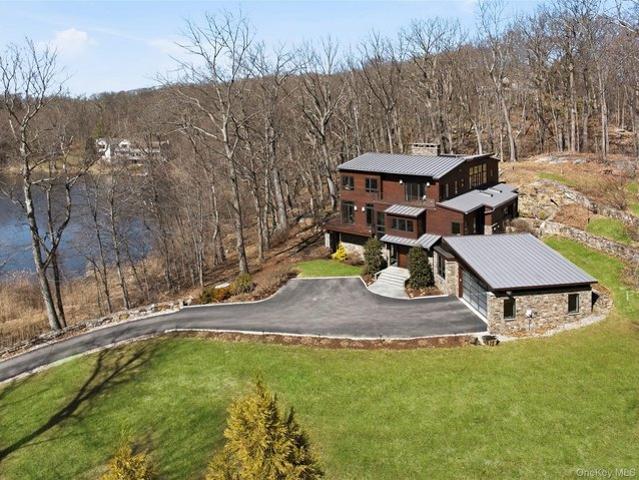 2 Lakeridge Dr, Armonk, NY 10504