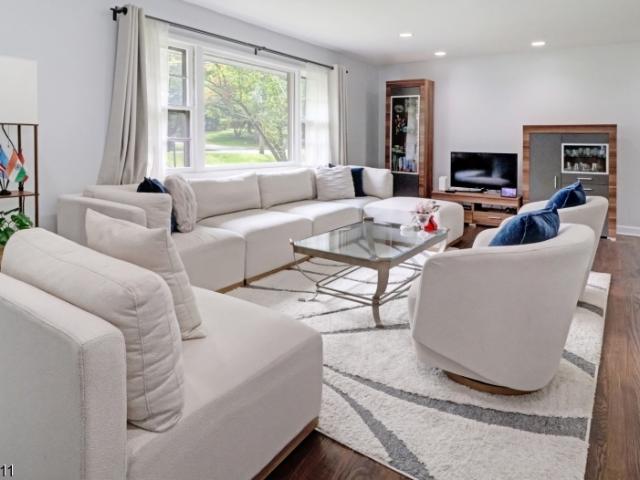 2 Langtree Dr