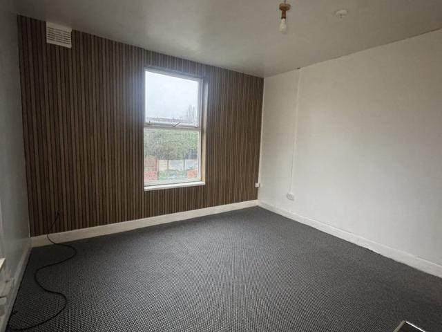 2 Large Modern Studio Flats West Brom Town Cen