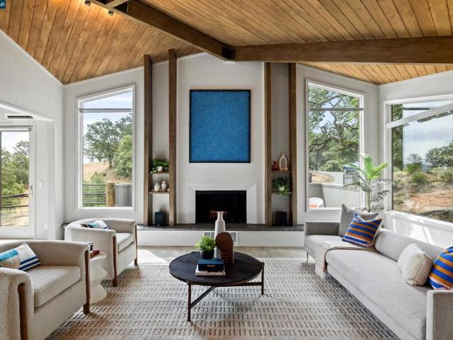 2 Leeward Glen
