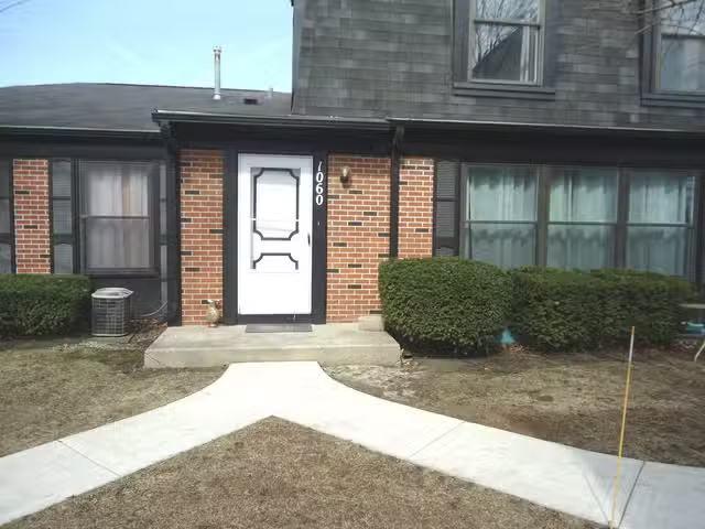 2 level Town house, full basment, pool, water incl 1060 Inver.