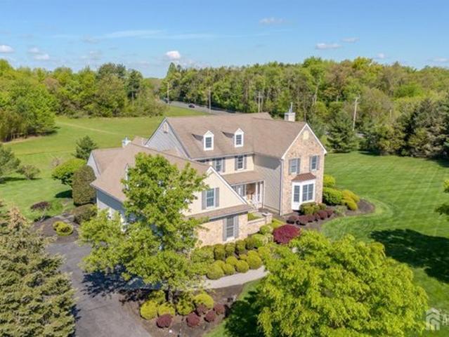 2 Linwood Dr, Monroe, NJ 08831