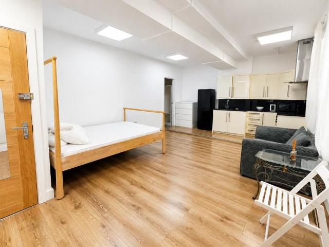 2 Park Road, West Hendon Studio to rent £1,150 pcm £265 pw