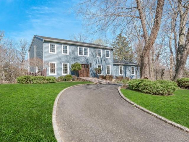 2 Pebble Hill Dr, Northport, NY 11768