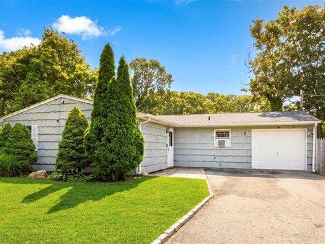 2 Pinetop Dr, Shirley, NY 11967
