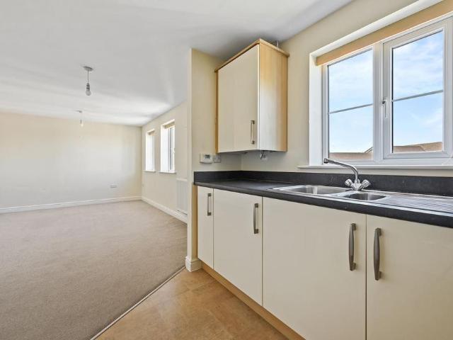 2 Plantation Close, Bushey, Watford WD23 2 bed flat to rent £1,750 pcm £404 pw