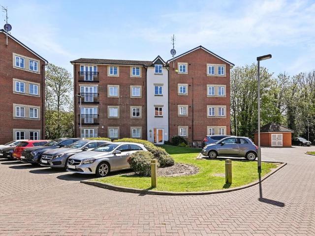 2 Plantation Close, Bushey, Watford WD23 2 bed flat to rent £1,750 pcm £404 pw