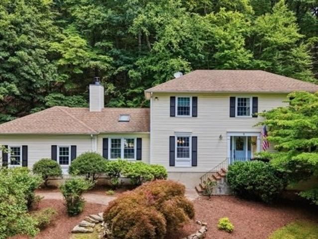 2 Powhatatan Way, Mount Olive Township, NJ 07840