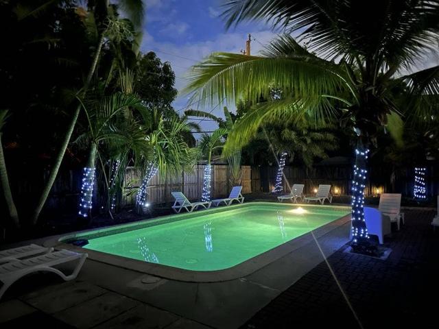 2 Private Rooms + Pool by Wilton