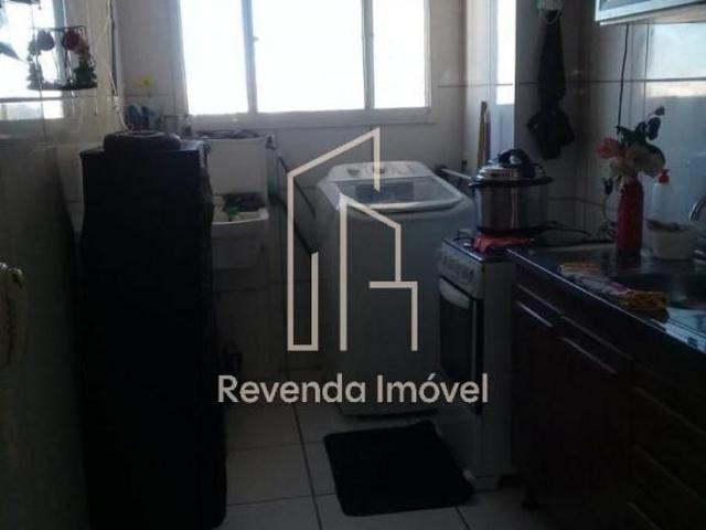 2 quartos, sala de estar, sala de jantar, cozinha aberta, banheiro com box, lava