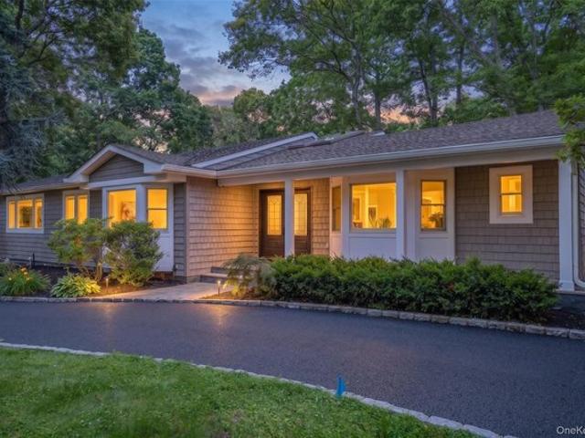 2 Rawlings Dr, Melville, NY 11747