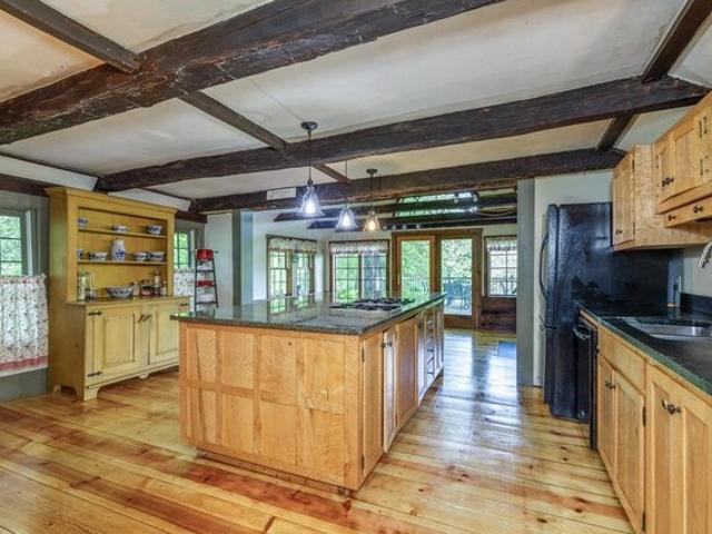 2 Raymond Rd, Deerfield, NH 03037