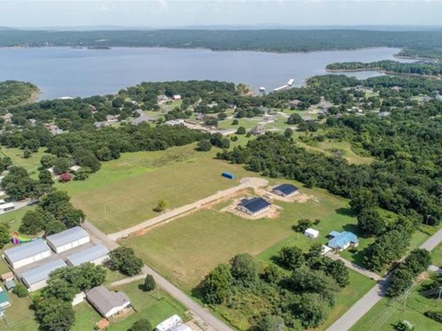 2 Reagan Dr, Eufaula, OK 74432