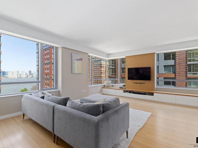 2 River Terrace 8 L
