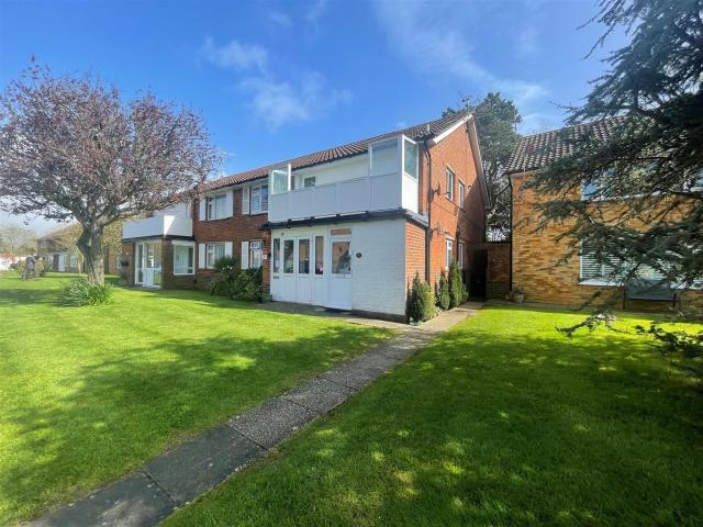 2 room apartment to let in Chatsmore Crescent, Worthing, BN12