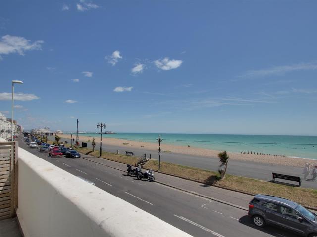 2 room apartment to let in Marine Parade, Worthing, BN11