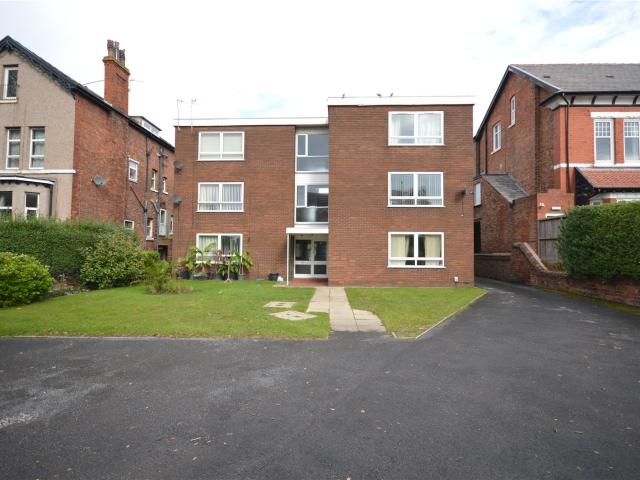 2 room apartment to let in Scarisbrick New Road, Southport, PR8 6PE