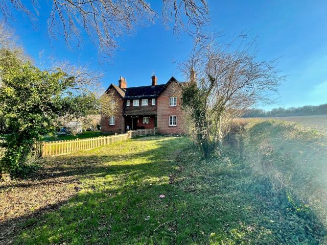 2 room house to let in Newmarket Road, Royston, SG8