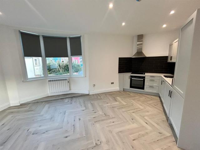 2 room house to let