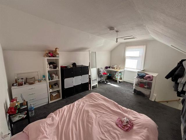 2 room house to let
