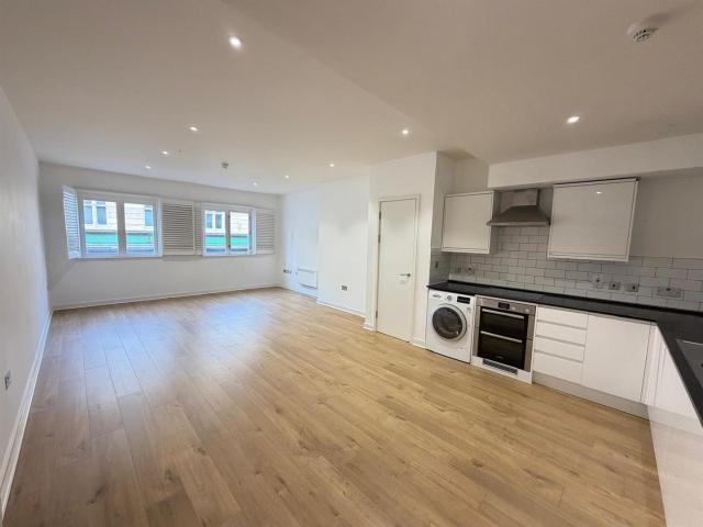 2 room house to let