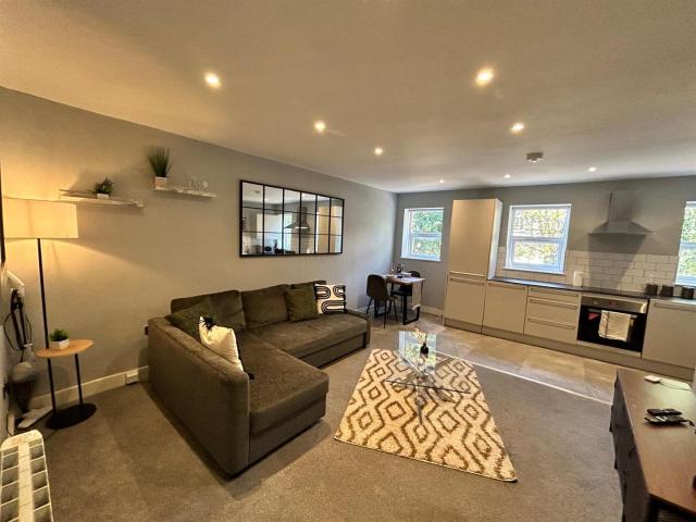 2 room house to let
