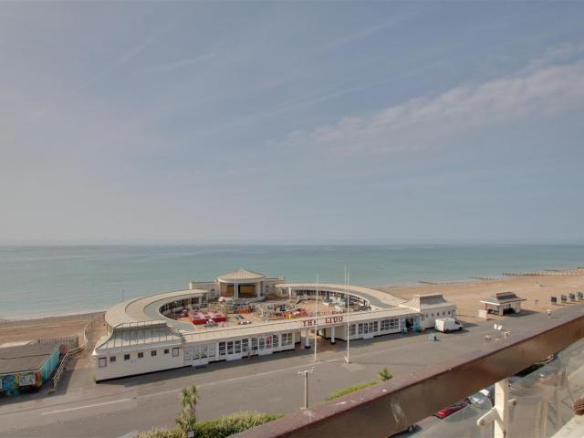 2 room apartment to let in Marine Parade, Worthing, BN11