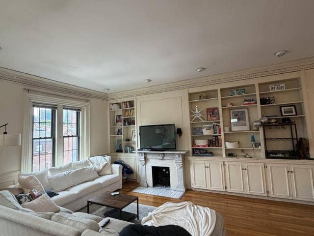 2 roommates needed in Beacon Hilll