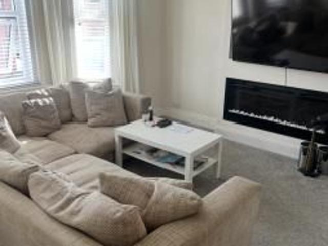 2 rooms available.1 x twin room, double occupancy. 1 x double, single occupancy. Clean, tidy, modern house. No children or pets