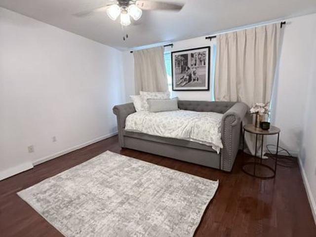 2 rooms available with private bathroom
