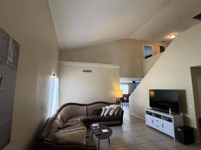 2 Rooms Available for Rent