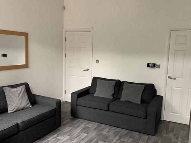 2 Rooms Available in a Stylish 6 Bedroom House New Kitchen & Spacious Garden
