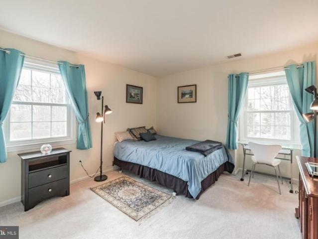 2 ROOMS AVAILABLE IN HERNDON HOUSE_WALK TO AMAZON