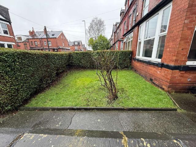 2 Rooms Available in Spacious 7 Bed Professional & Student HMO | Woodhouse | Bills Included | Available 1st April 2026 Room 6