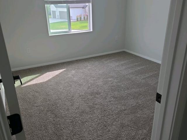 2 Rooms available now