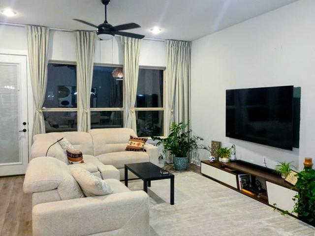 2 Rooms Available October 1
