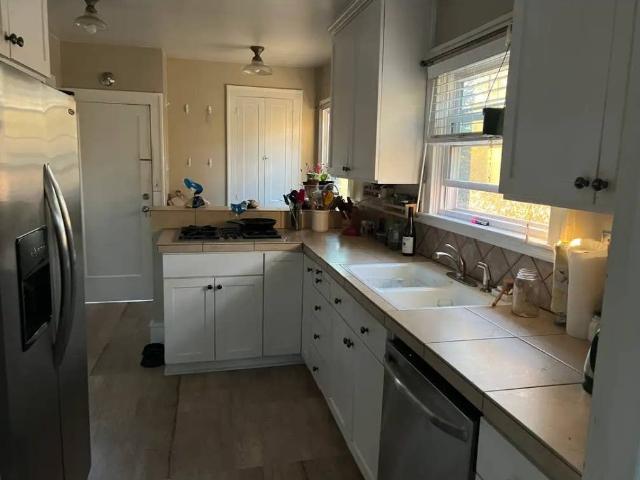 2 rooms for rent available 9/6