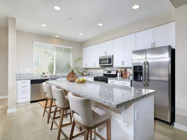 2 Rooms in Modern Townhouse in Gated Community