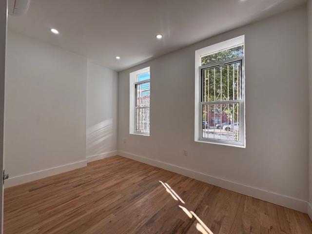 2 rooms in brand new apt 2 entrances no fee