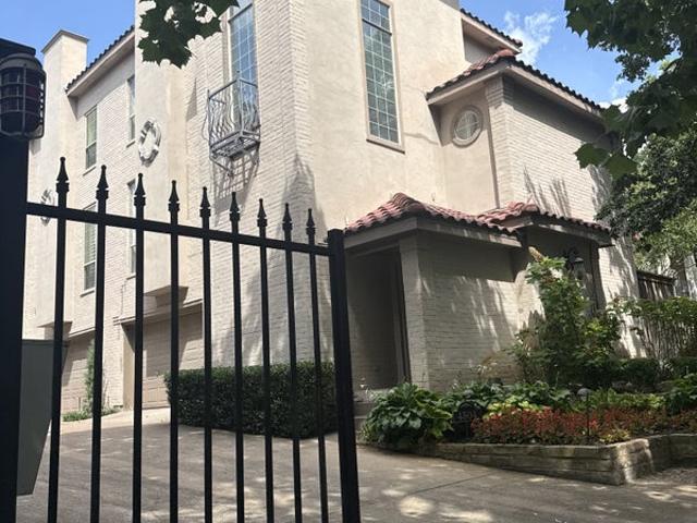2 rooms in gated townhome Highland Park/DNT