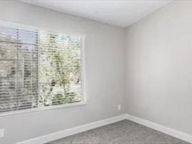 2 Rooms & Private Bathroom for Rent in Townhouse