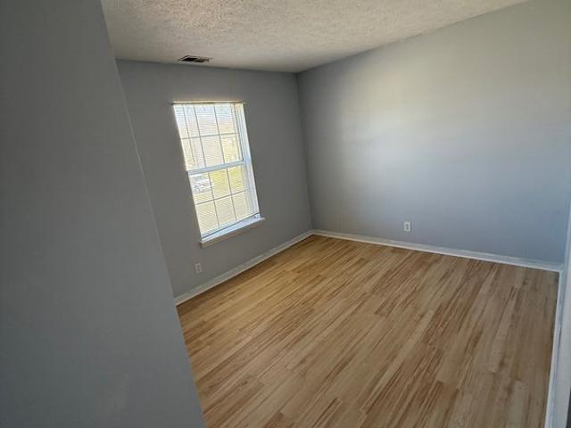 2 rooms with a private bathroom
