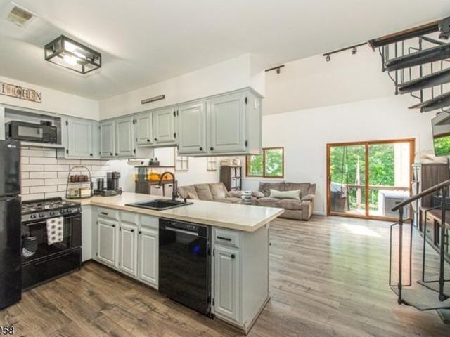 2 Steamboat Dr, Vernon, NJ 07462