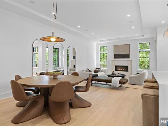 2 Stone Bridge Ct, Demarest, NJ 07627
