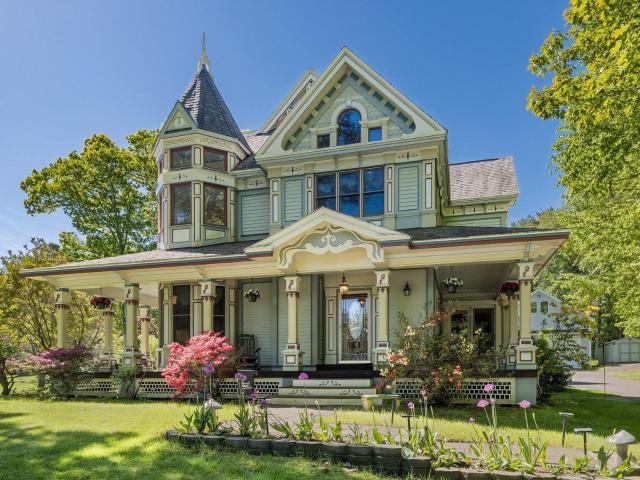 2 Stoneridge Drive