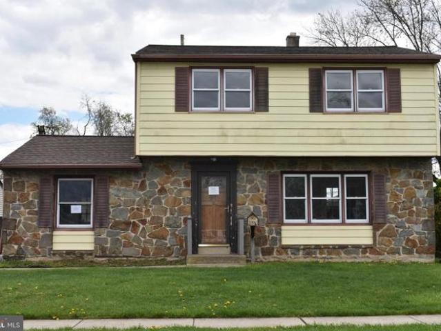 2 Stockton Dr, New Castle, DE 19720