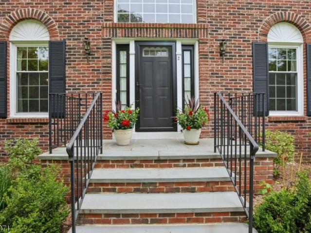 2 Stratford Dr